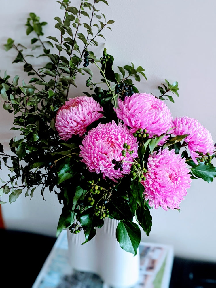 Priscilla -Simply Disbud Mum in White Infinity Ribbed Vase – Ollie's ...